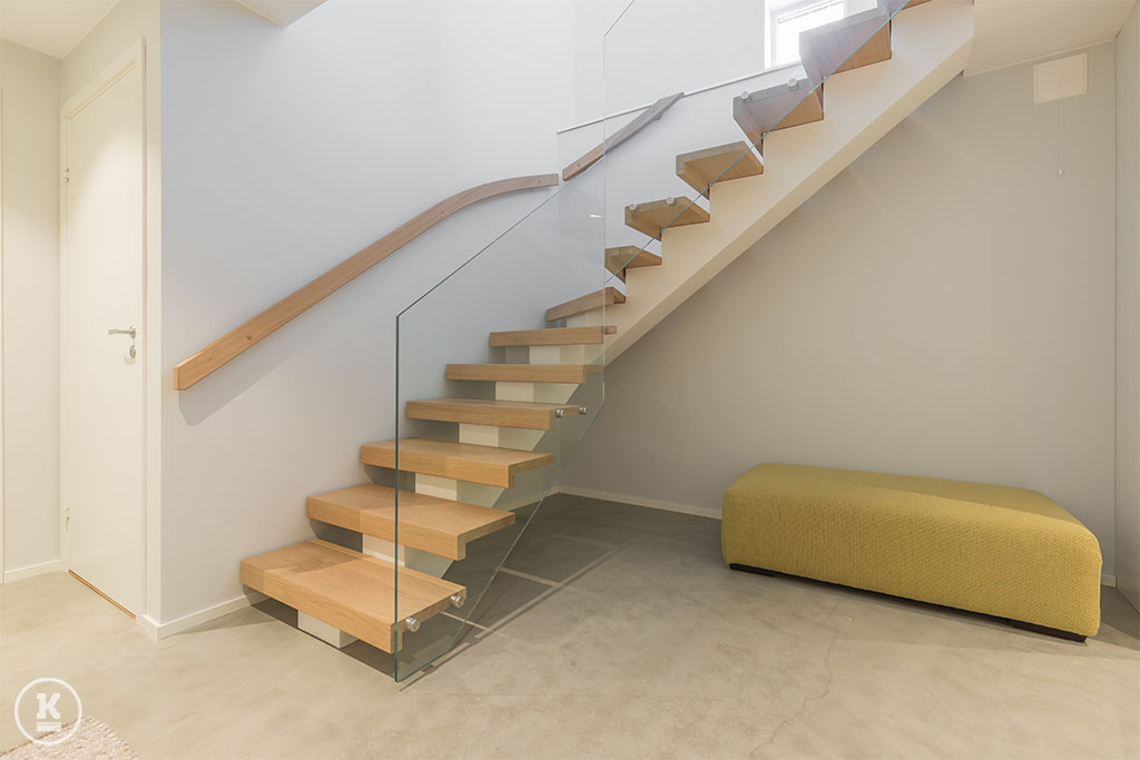 52. L-trapp i eik med stålvange