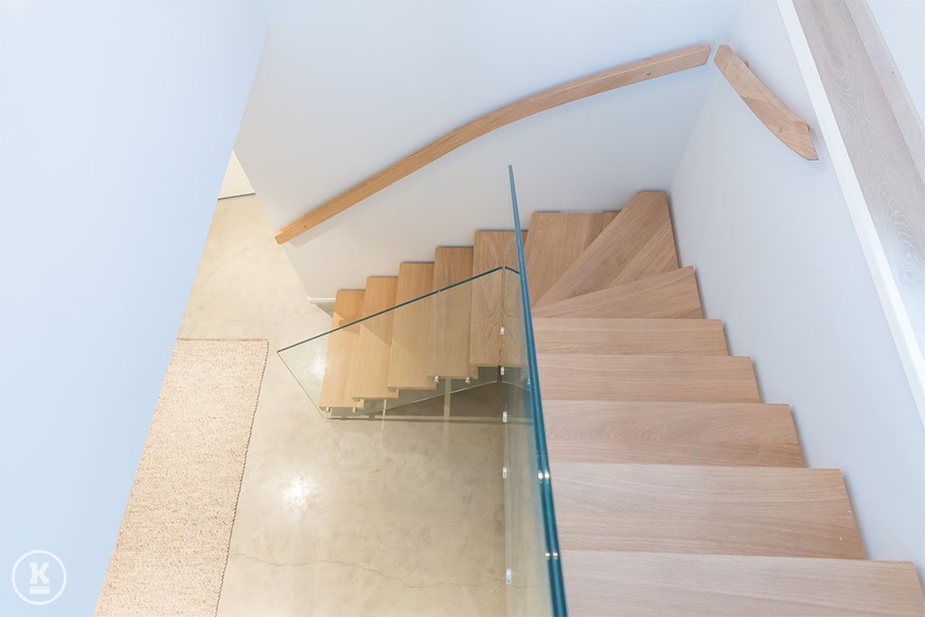 52. L-trapp i eik med stålvange